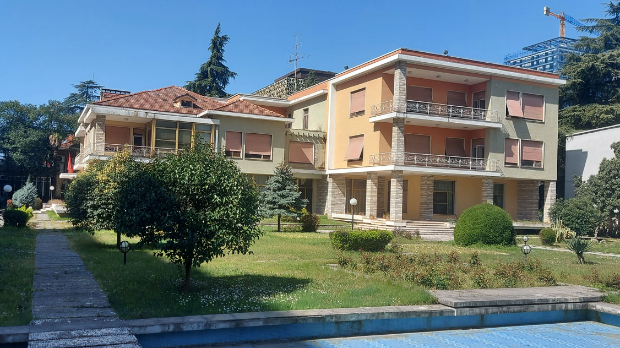 Reporter RTS-a u kući u kojoj je živeo komunistički diktator Enver ...