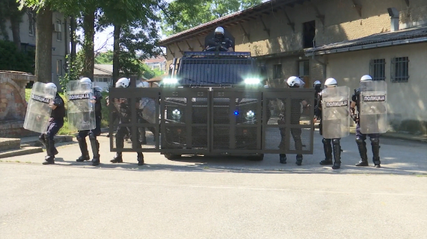Poznajete ih po belim šlemovima i štitovima - šta sve mogu pripadnici ...