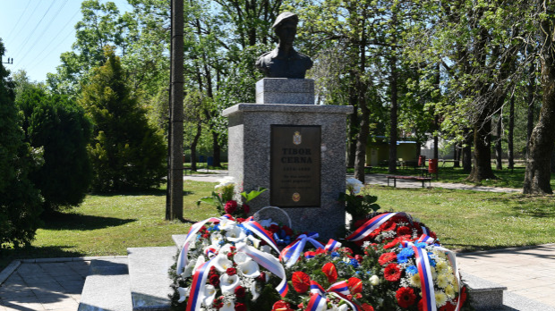 Положен венац на споменик палом борцу са Кошара Тибору Церни | Друштво ...