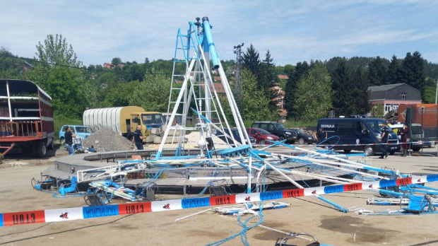 Откачио се део рингишпила у Куршумлији, повређено тринаесторо деце ...