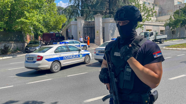 Pripadnik Žandarmerije ranjen iz samostrela ispred Ambasade Izraela u Beogradu, napadač ...