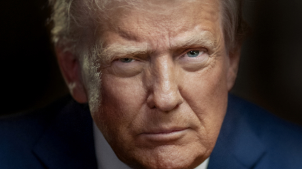 У све озбиљнијем тону... Представљен нови званични Трампов портрет ...