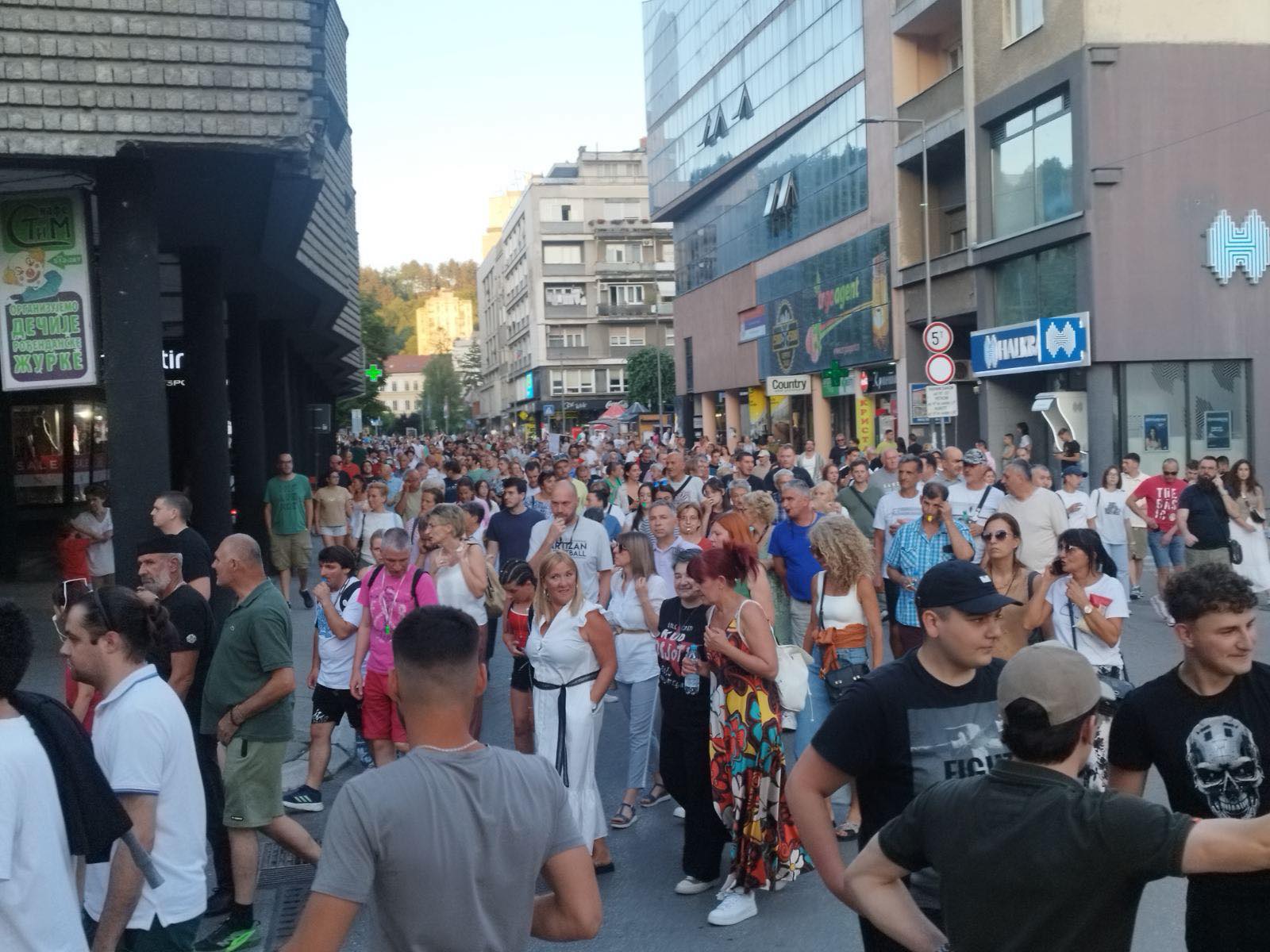 Skup ispred Pravnog fakulteta u Beogradu, okupljanja u drugim gradovima; Studenti u blokadi ...