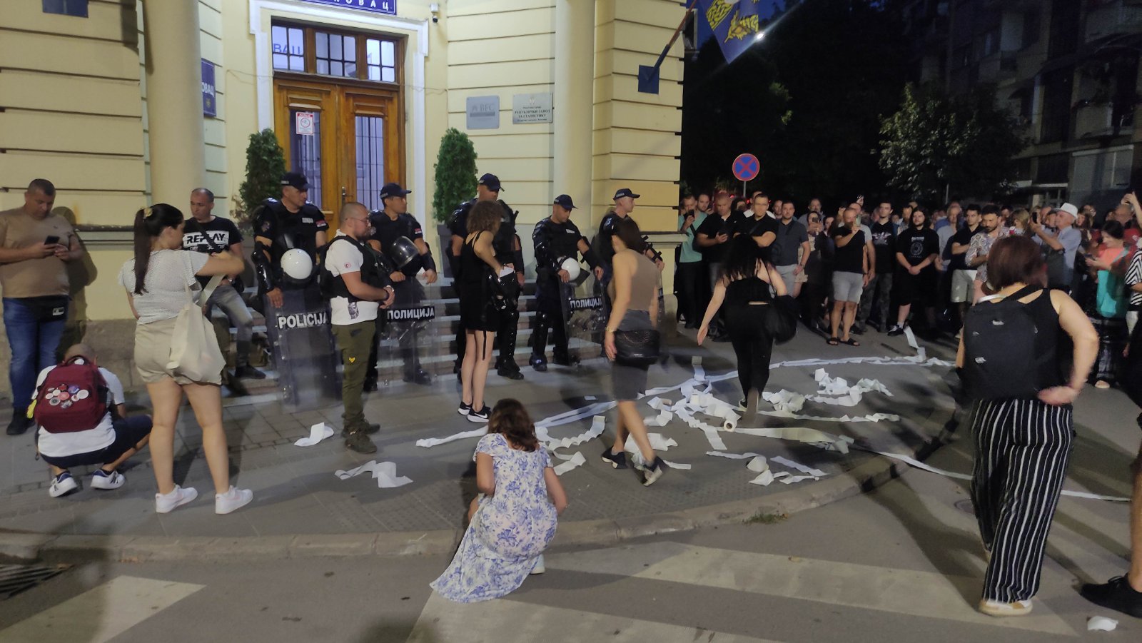 RTS :: Politika :: Skup ispred Pravnog fakulteta u Beogradu, okupljanja u drugim gradovima ...