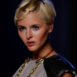 RTS :: Stil :: Između krhke elegancije i oštre mistike