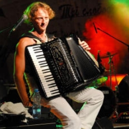 RTS :: Muzika :: Trio Miška Plavog u „Mikser hausu“