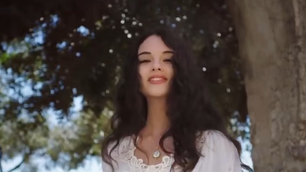 RTS :: Svet poznatih :: Ćerka Monike Beluči na naslovnoj strani modnog ...