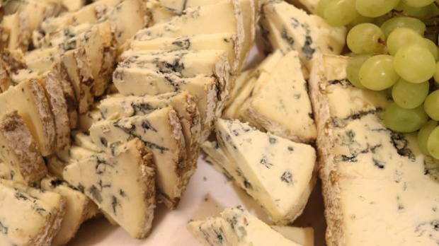 Plavi, buđavi sir – najnezdraviji sir koji kupujemo | Zdravlje | RTS