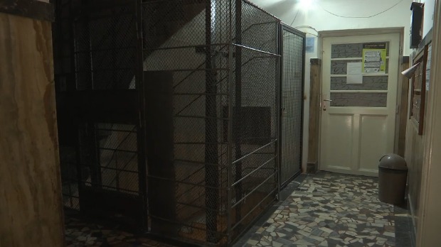 RTS :: Društvo :: Muškarac pao u okno lifta sa trećeg sprata, izvukli ...