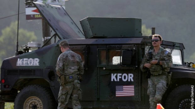 RTS :: Politika :: Kfor: Pomno pratimo situaciju, ostajemo na Jarinju i Brnjaku