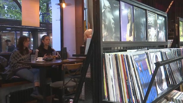 Ko je sve i kome dužan da plaća i koliko košta „muzički dinar“ | Muzika ...