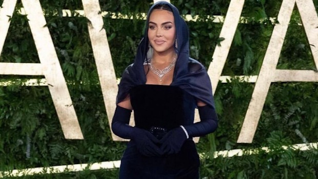 РТС :: Свет познатих :: Георгина покрила главу а избацила ногу на ...